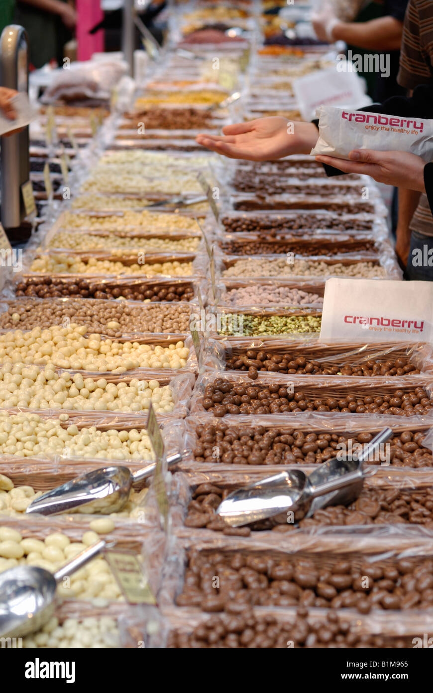 Selling sweets on Market stall Stock Photo - Alamy