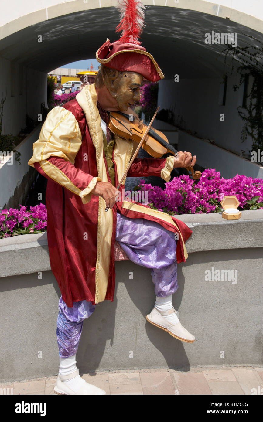 Busker playing violin in Puerto de Mogan on market day Stock Photo - Alamy