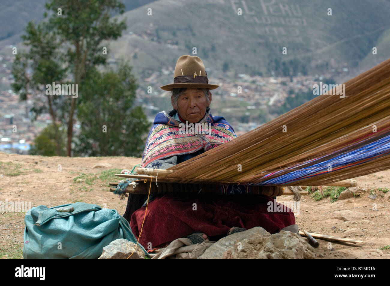 "The Old Peruvian Lady Weaving Stock Photo - Alamy