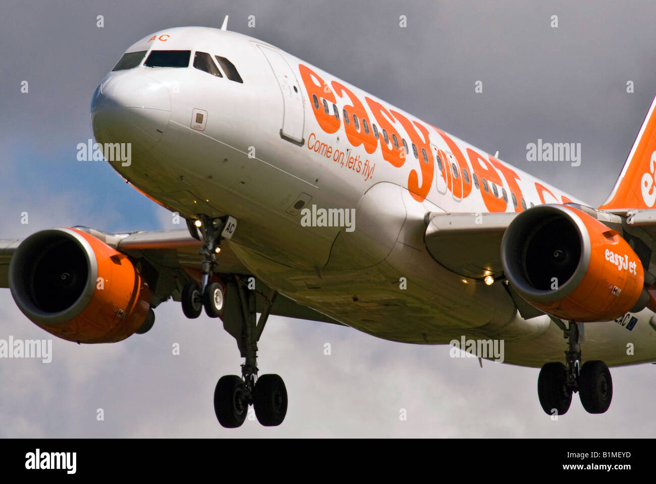 An Easyjet Airbus landing Stock Photo - Alamy