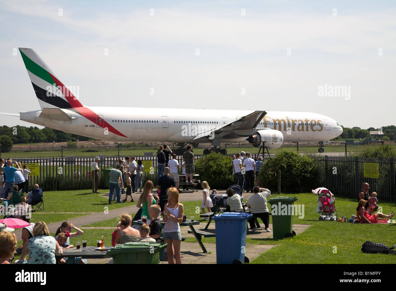 Aircraft preparing to take off hi-res stock photography and images - Alamy