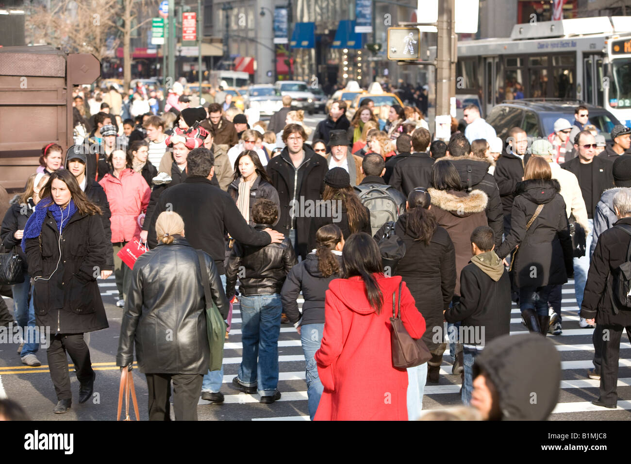 Corner 42nd street 5th hi-res stock photography and images - Alamy