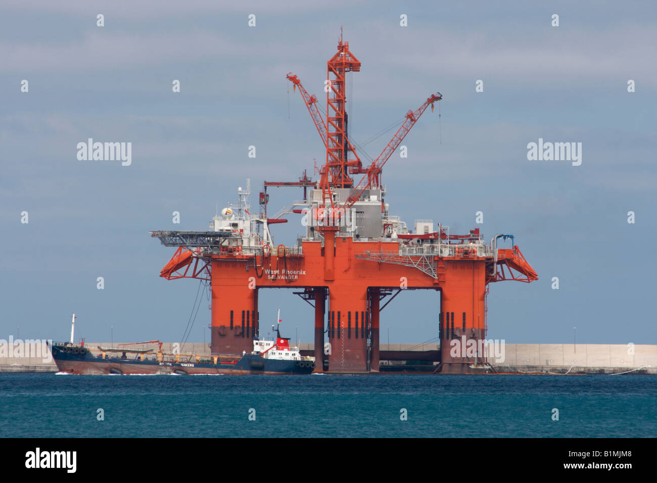 Red oil rig hi-res stock photography and images - Alamy