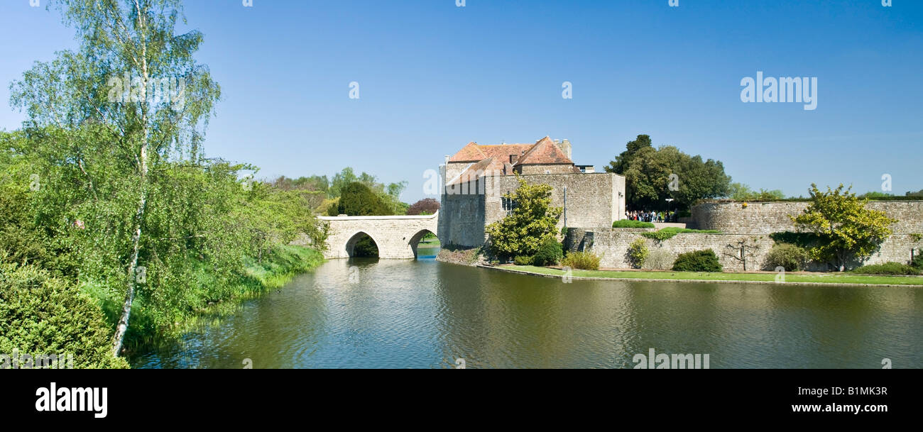 Leeds Castle reflected in the River Len Maidstone Kent England UK Stock ...