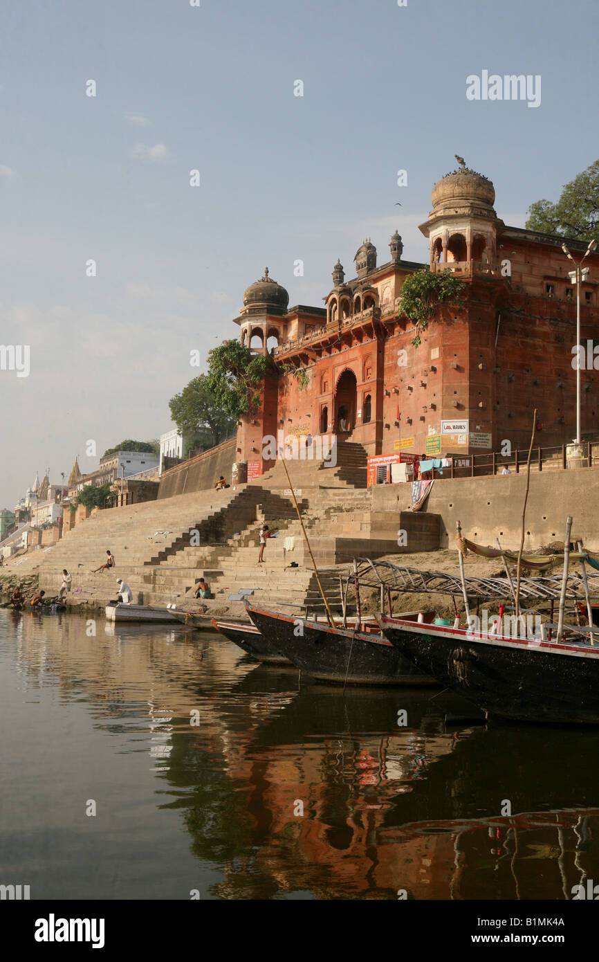 Chet Singh Ghat by the Ganges at the holy city Varanasi Benares Uttar ...