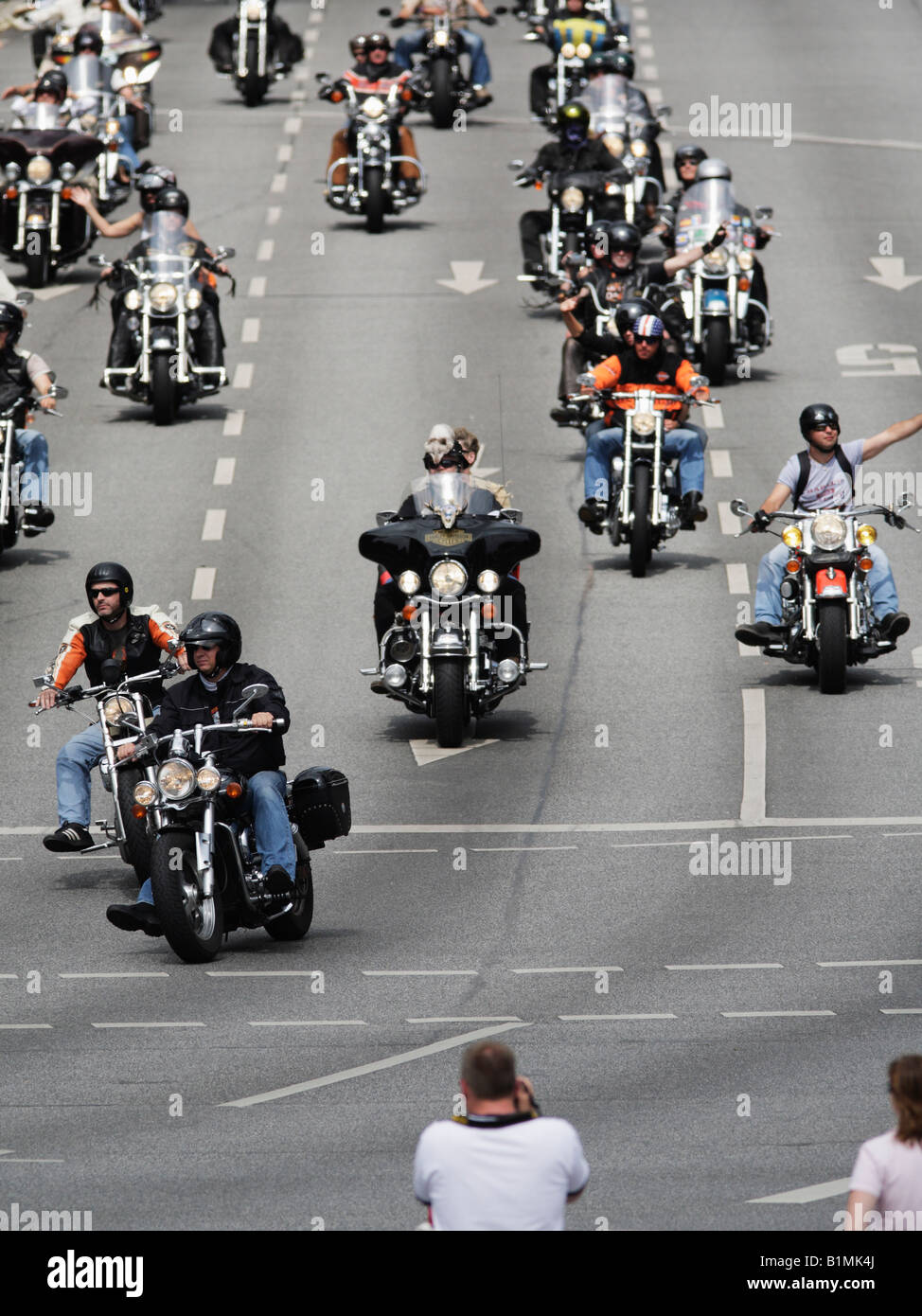 Thousands of Harley Davidson owners make their way through Hamburg ...