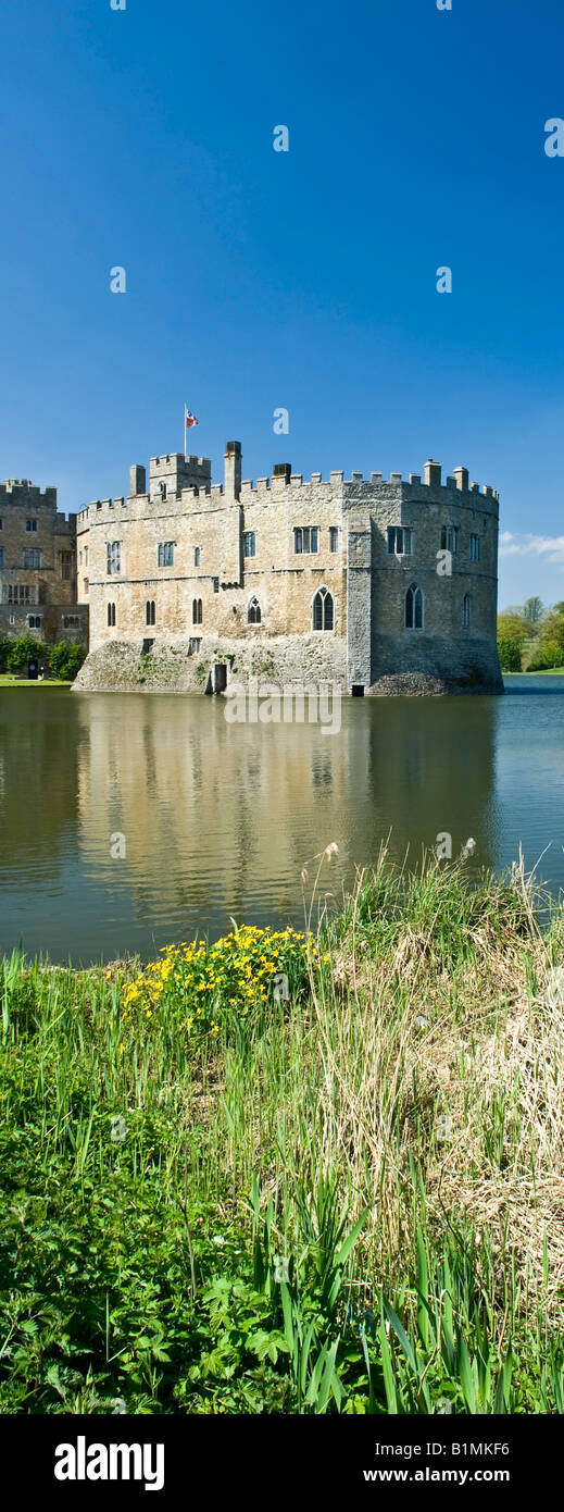 Leeds Castle reflected in the River Len Maidstone Kent England UK Stock ...