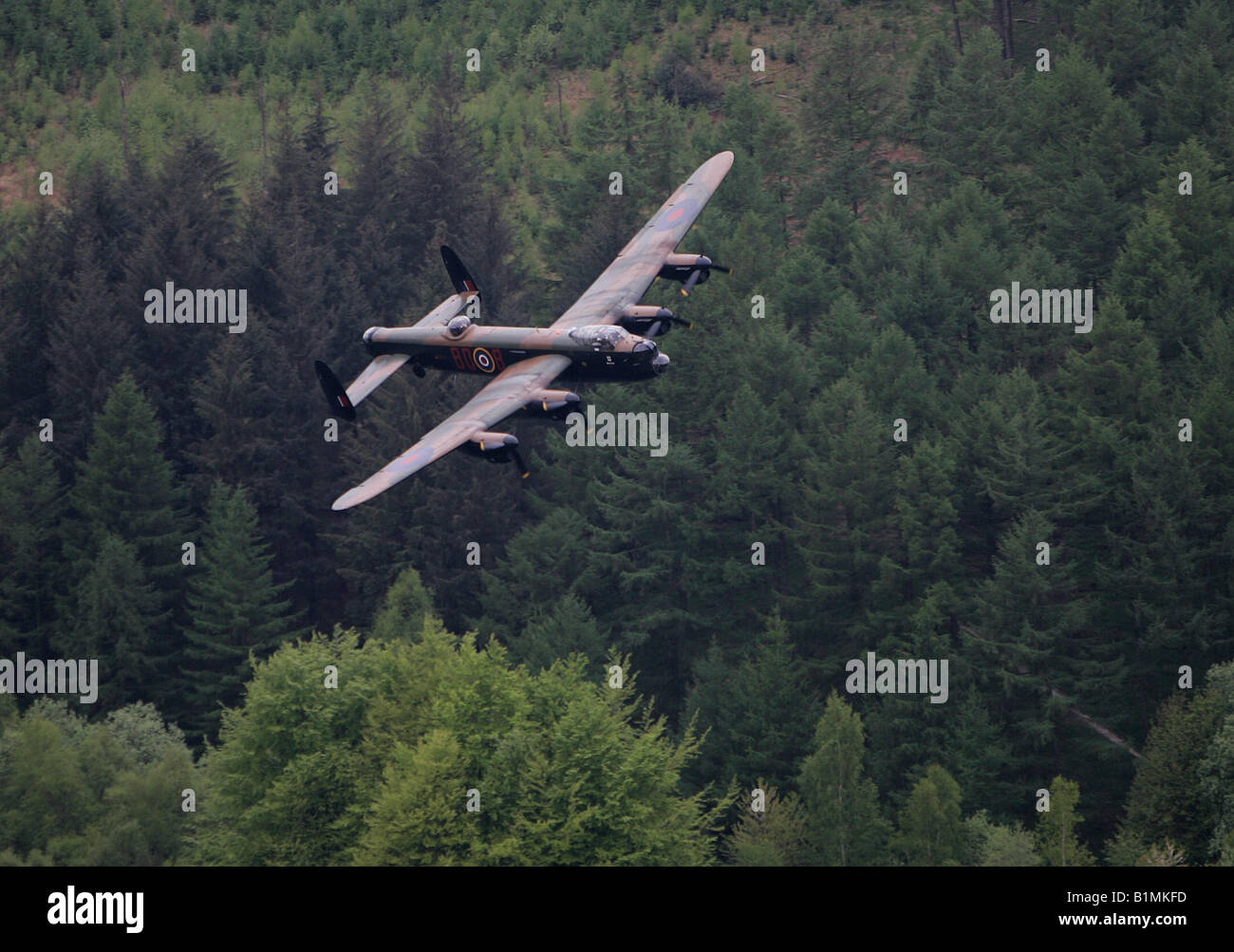 RAF BATTLE OF BRITAIN MEMORIAL FLIGHT LANCASTER AT LOW LEVEL IN ...