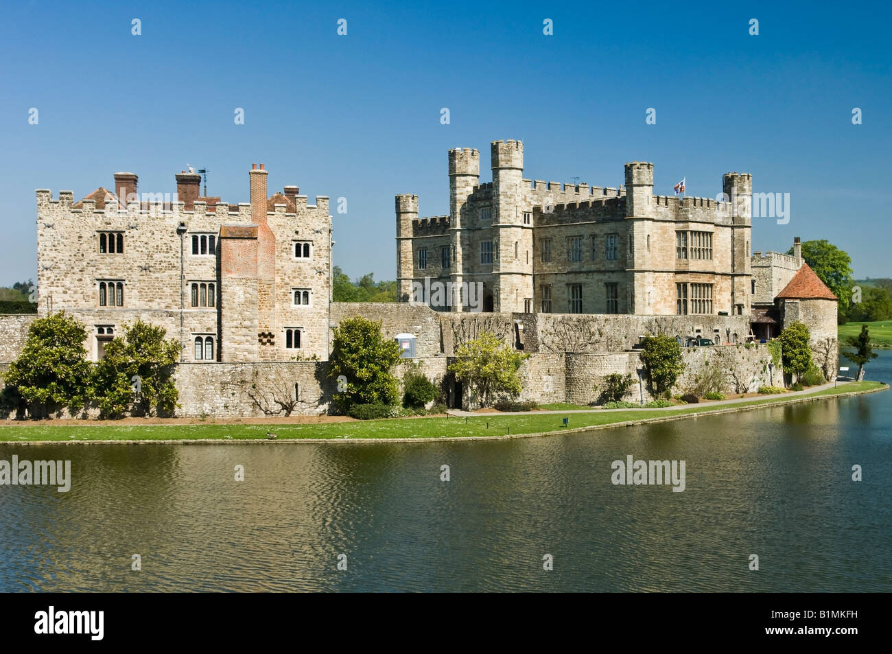 Leeds Castle reflected in the River Len Maidstone Kent England UK Stock ...