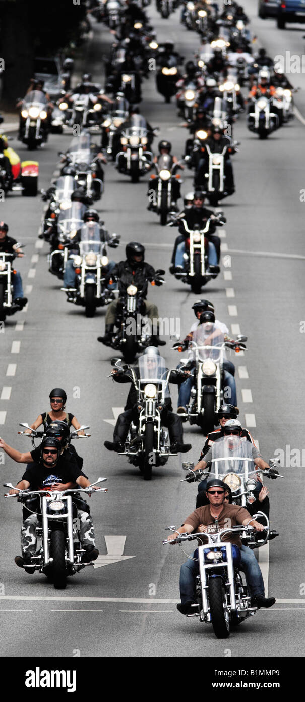 Thousands of Harley Davidson owners make their way through Hamburg ...