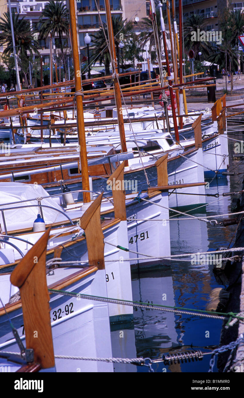 Tethered row boats hi-res stock photography and images - Alamy