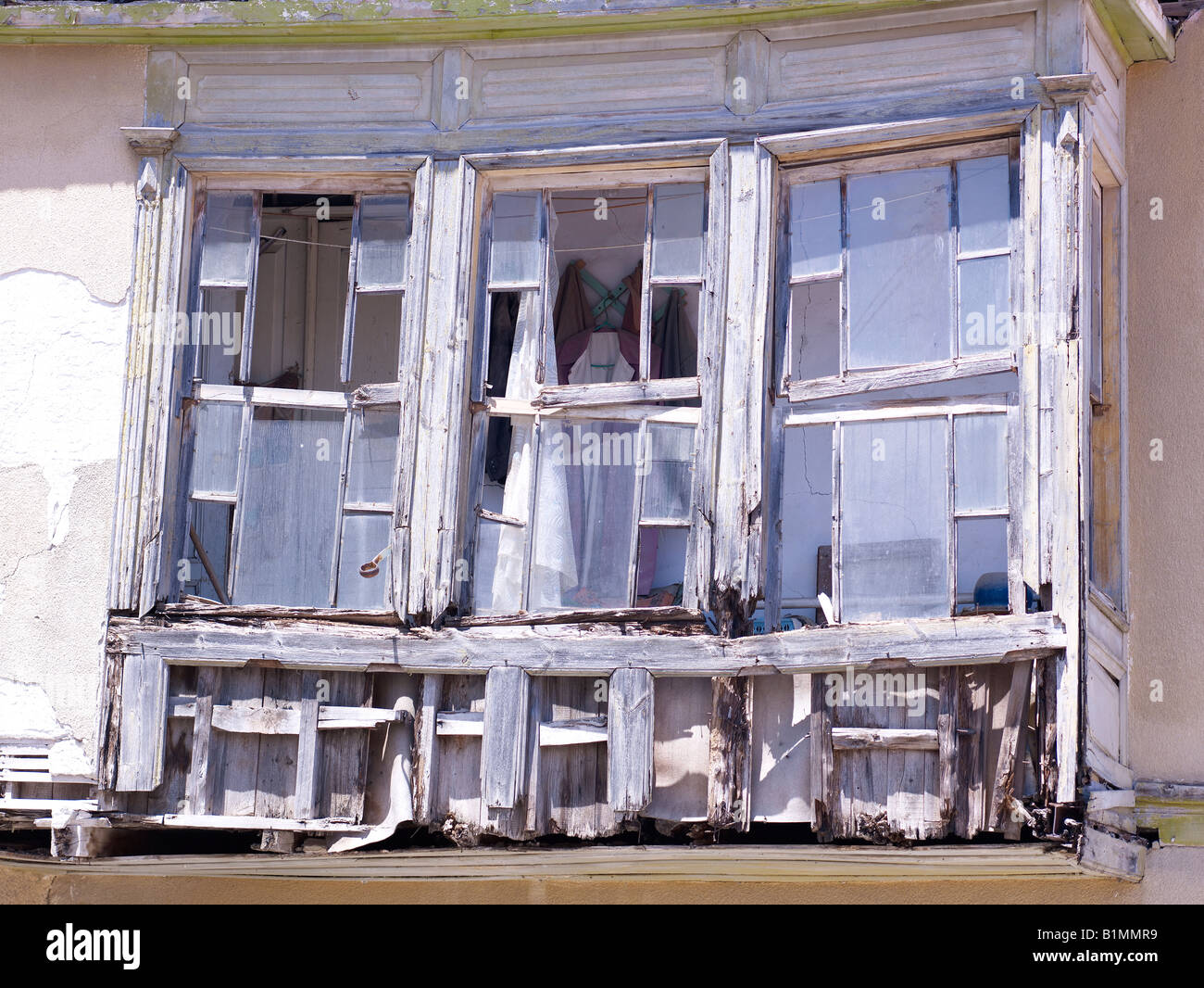 Crumbled house hi-res stock photography and images - Alamy