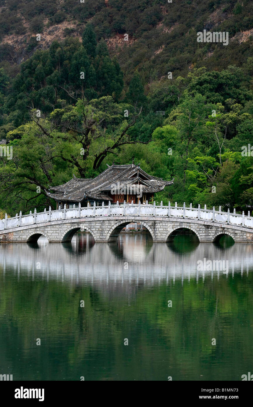 The bridge at the Black Dragon Pool, Lijiang, Yunnan, China Stock Photo ...