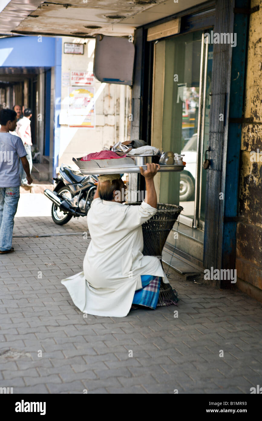 INDIA MUMBAI MAHARASHTRA Independent merchant setting up his stand on ...