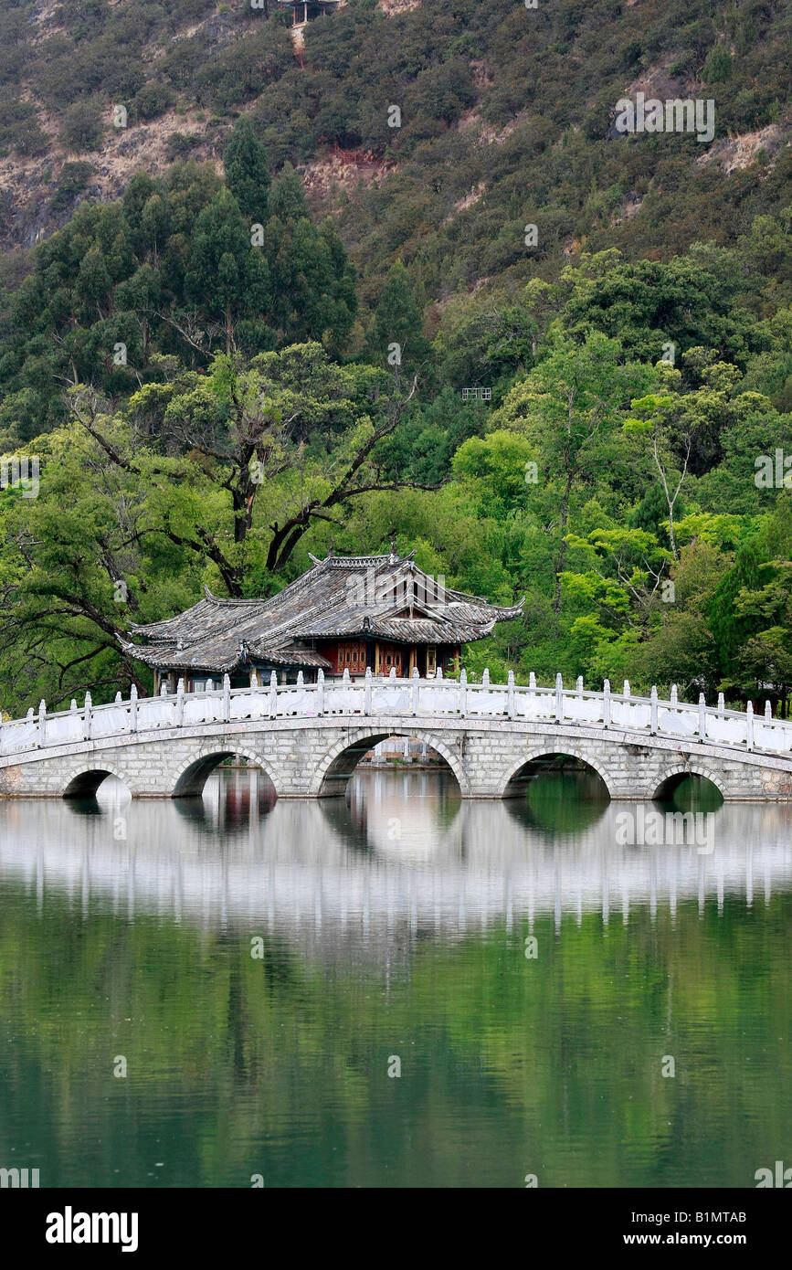 The bridge at the Black Dragon Pool, Lijiang, Yunnan, China Stock Photo ...