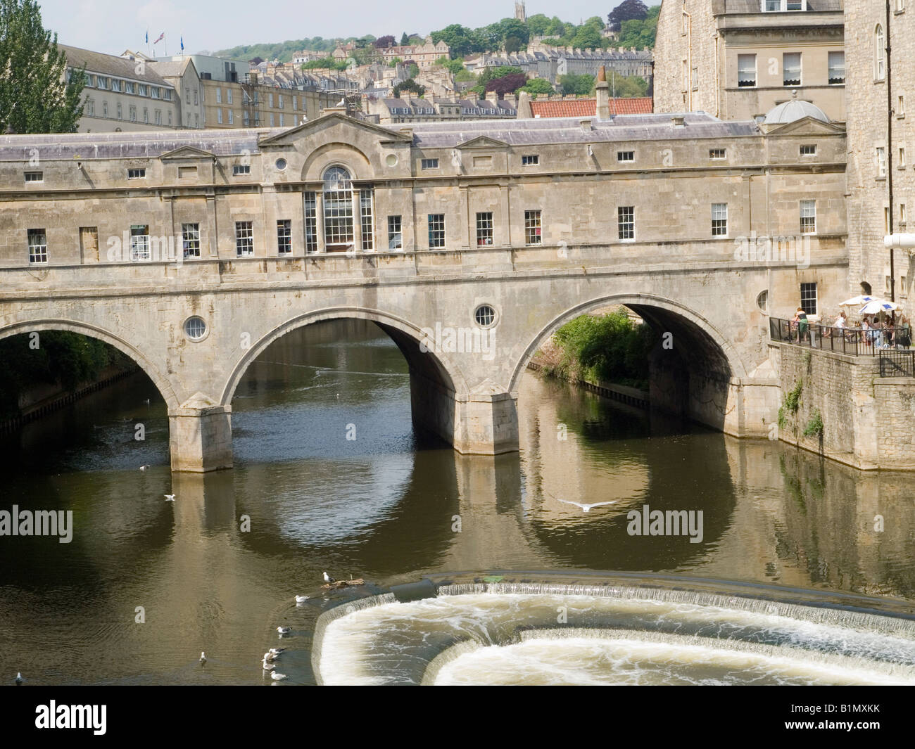Pulteney Bridge reflected in the River Avon in the city of Bath, UK ...
