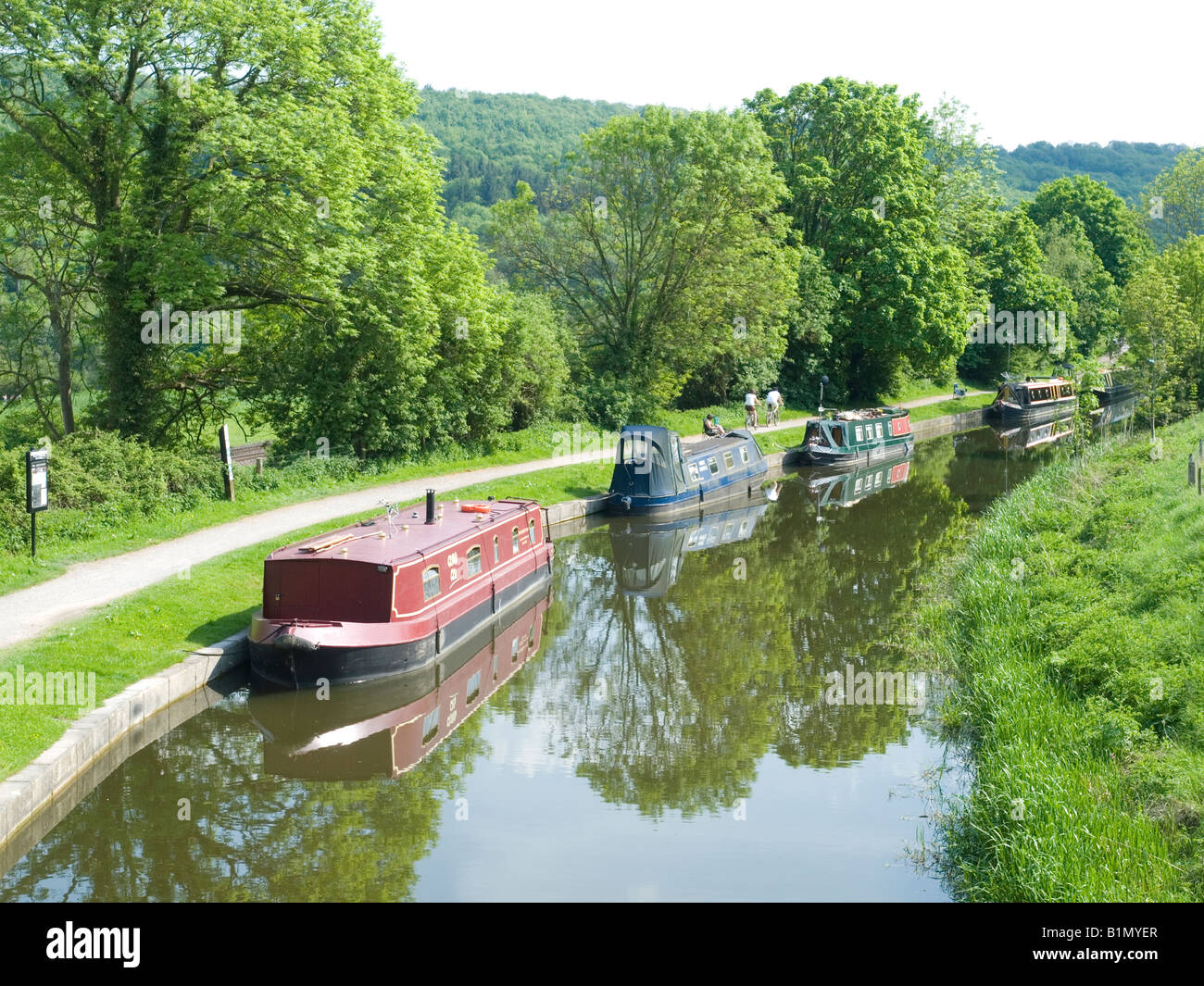 Boats lined up alongside the Avon and Kennet Canal in the village of ...