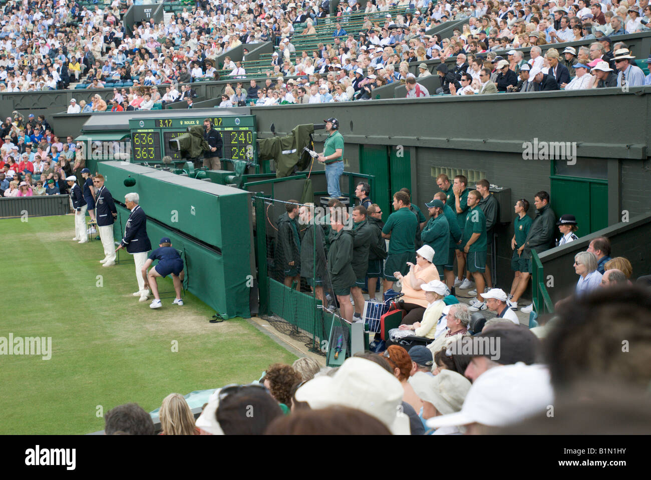 Wimbledon staff wait to cover centre court Stock Photo - Alamy