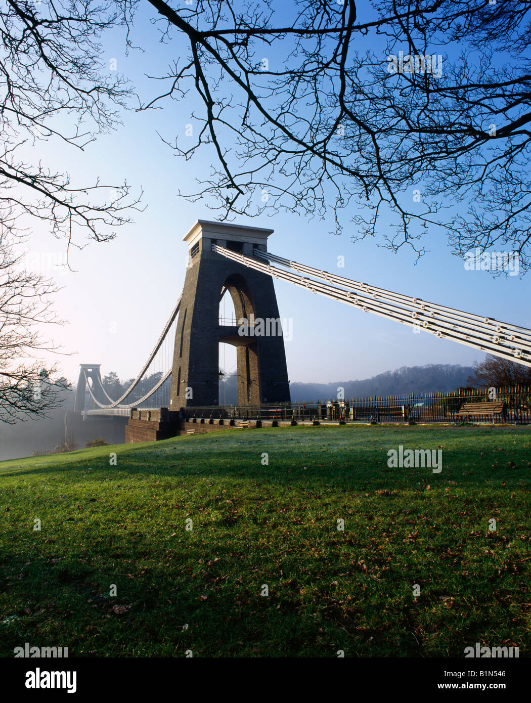 Clifton Suspension Bridge spanning the Avon Gorge and River Avon ...