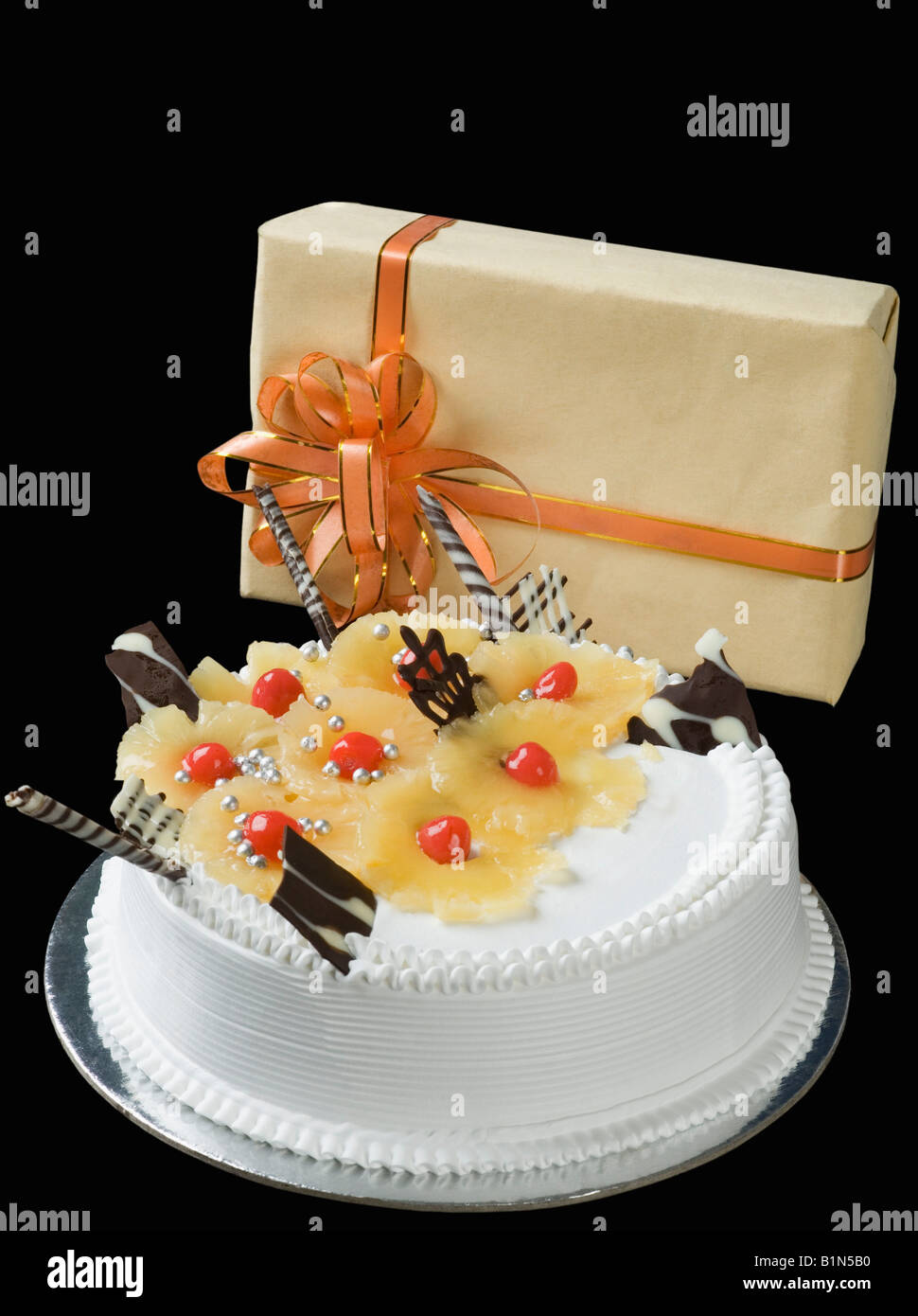 Gift present birthday cake hi-res stock photography and images - Alamy