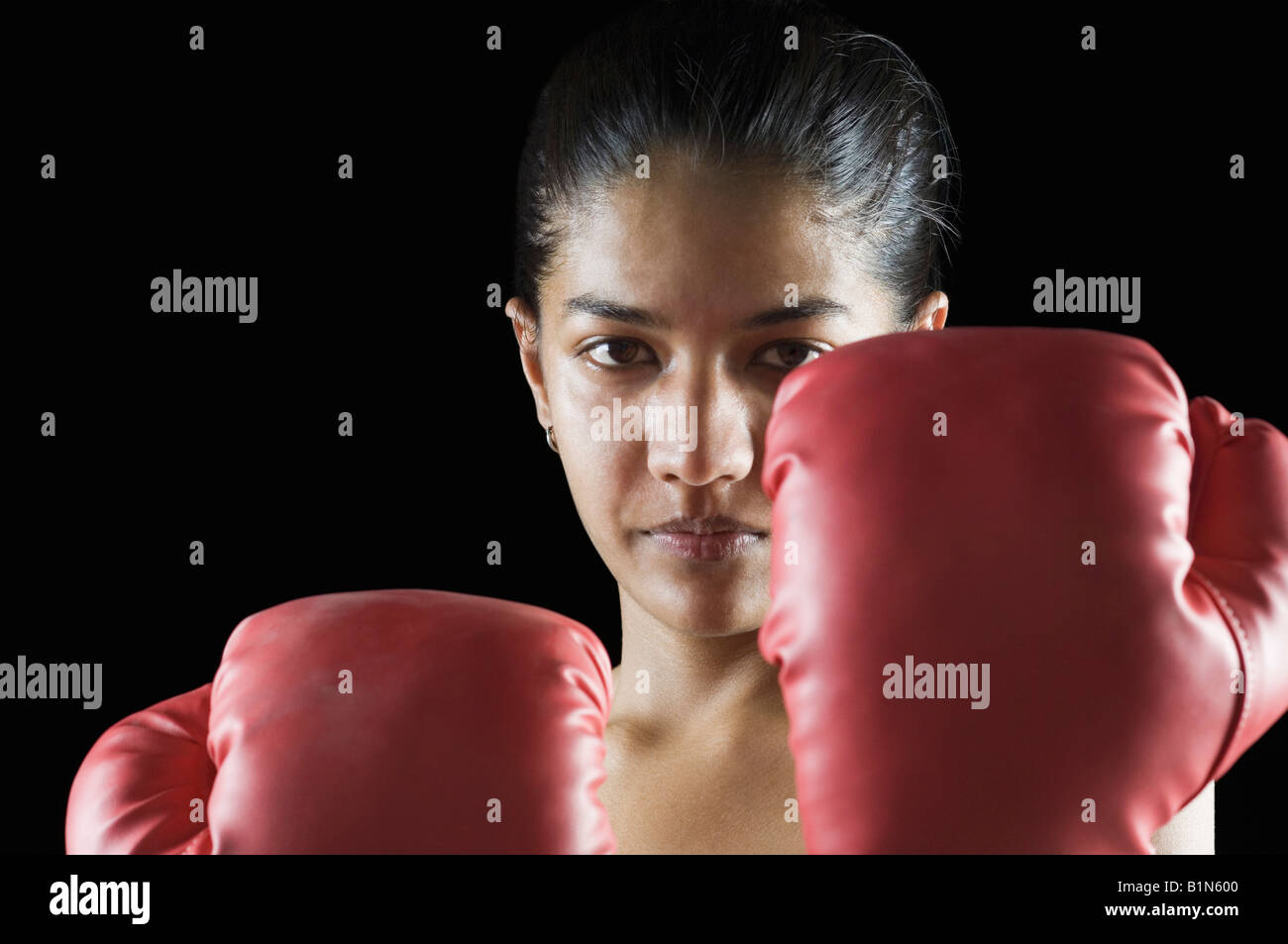Portrait of a female boxer in boxing stance Stock Photo - Alamy