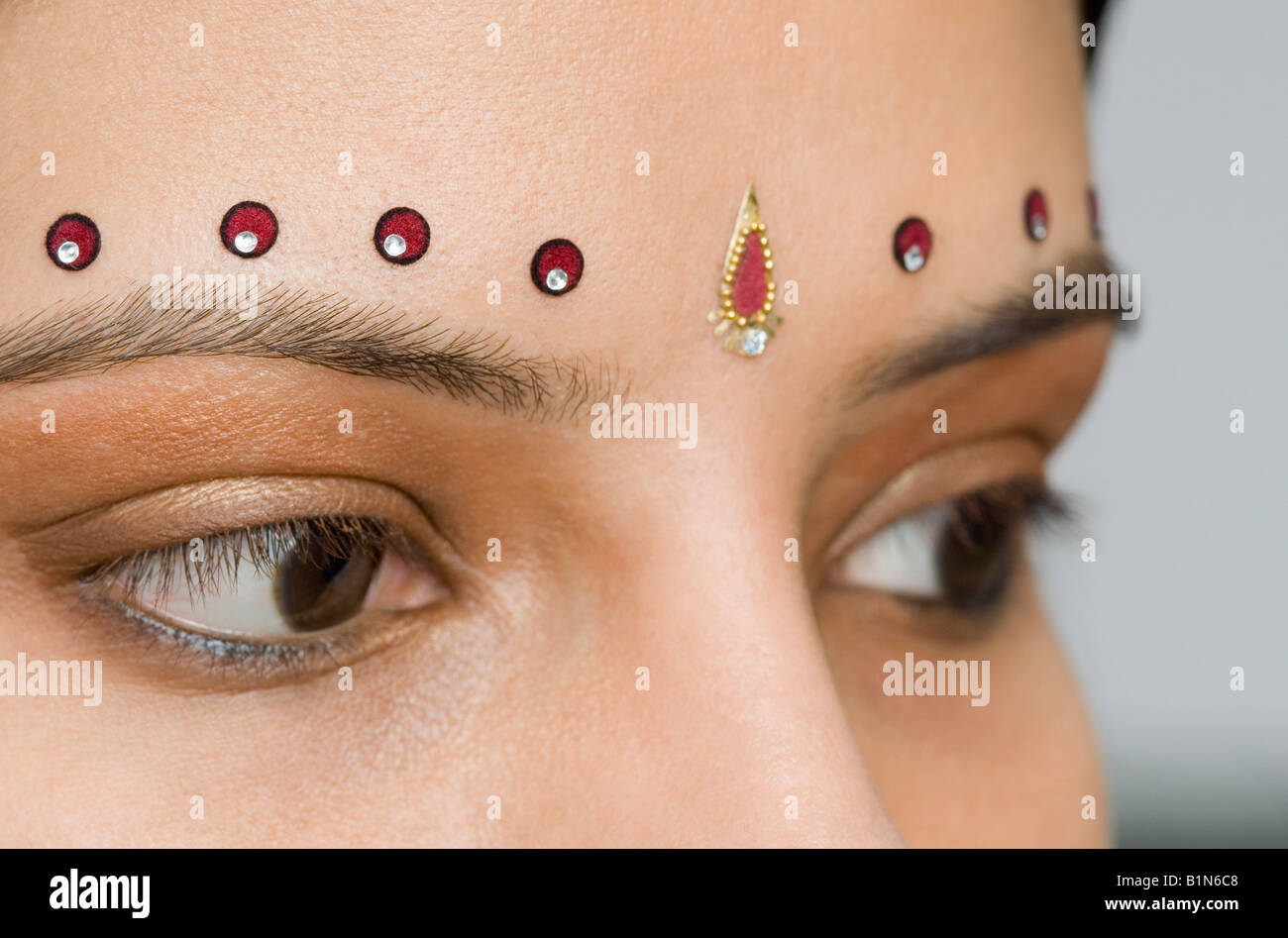 Close-up of bindis on a young woman's forehead Stock Photo - Alamy