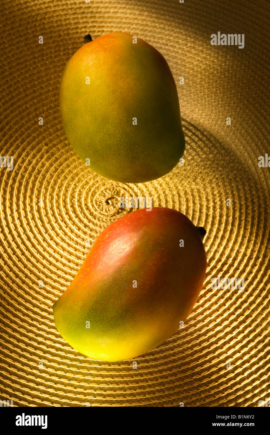 Two mangoes hi-res stock photography and images - Alamy