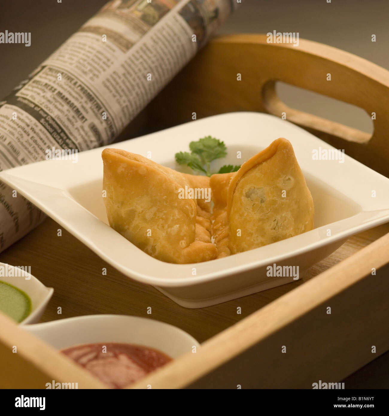 Samosa in tray hi-res stock photography and images - Alamy