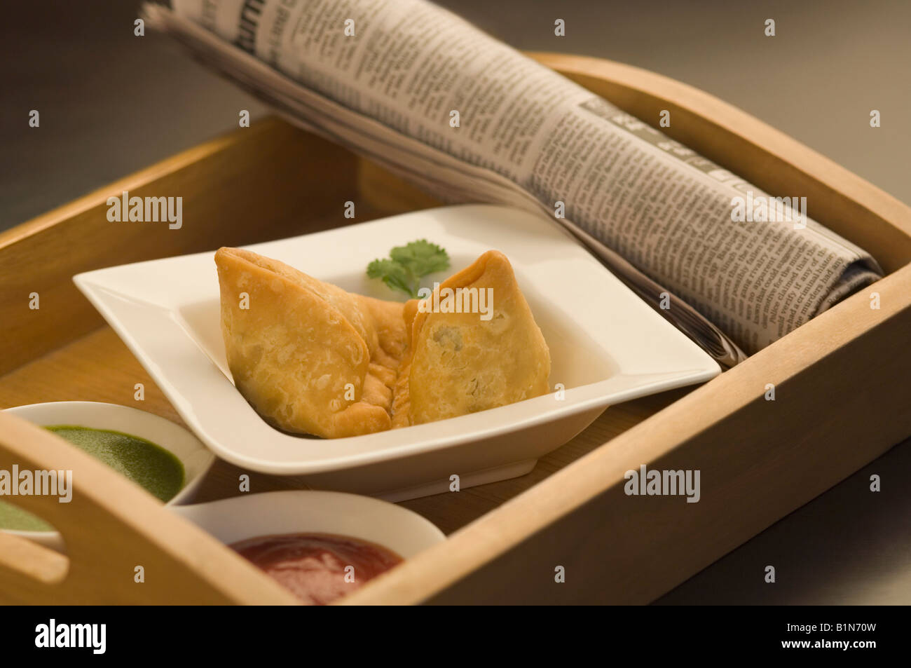 Samosa in tray hi-res stock photography and images - Alamy