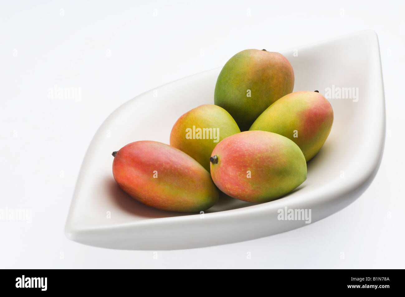 Close-up of a bowl of mangoes Stock Photo - Alamy