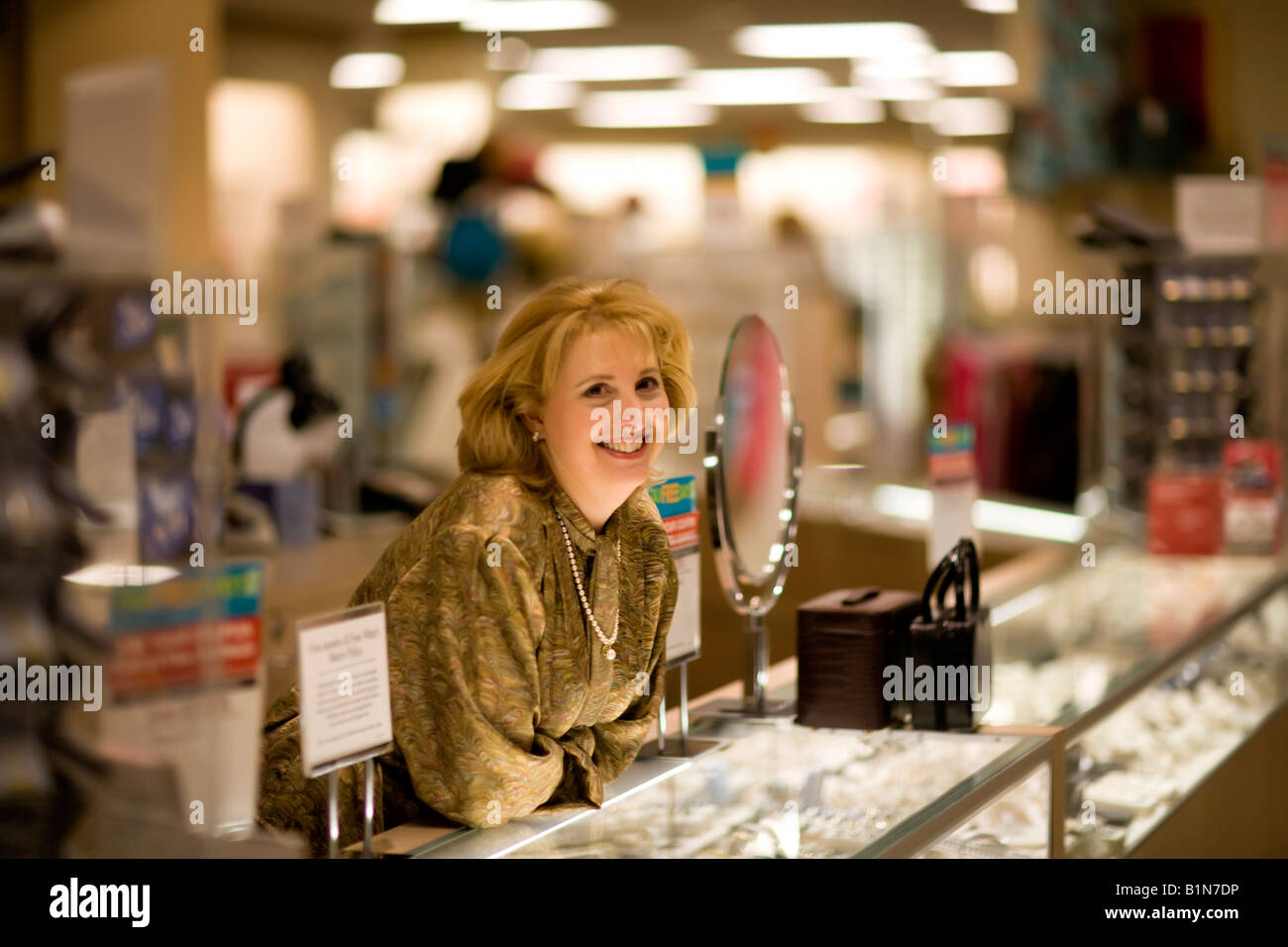 Department store clerk hi-res stock photography and images - Alamy