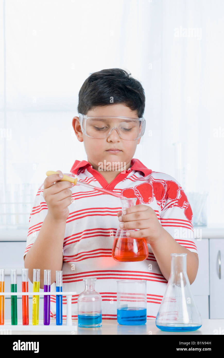 Classroom experiment objects hi-res stock photography and images - Alamy