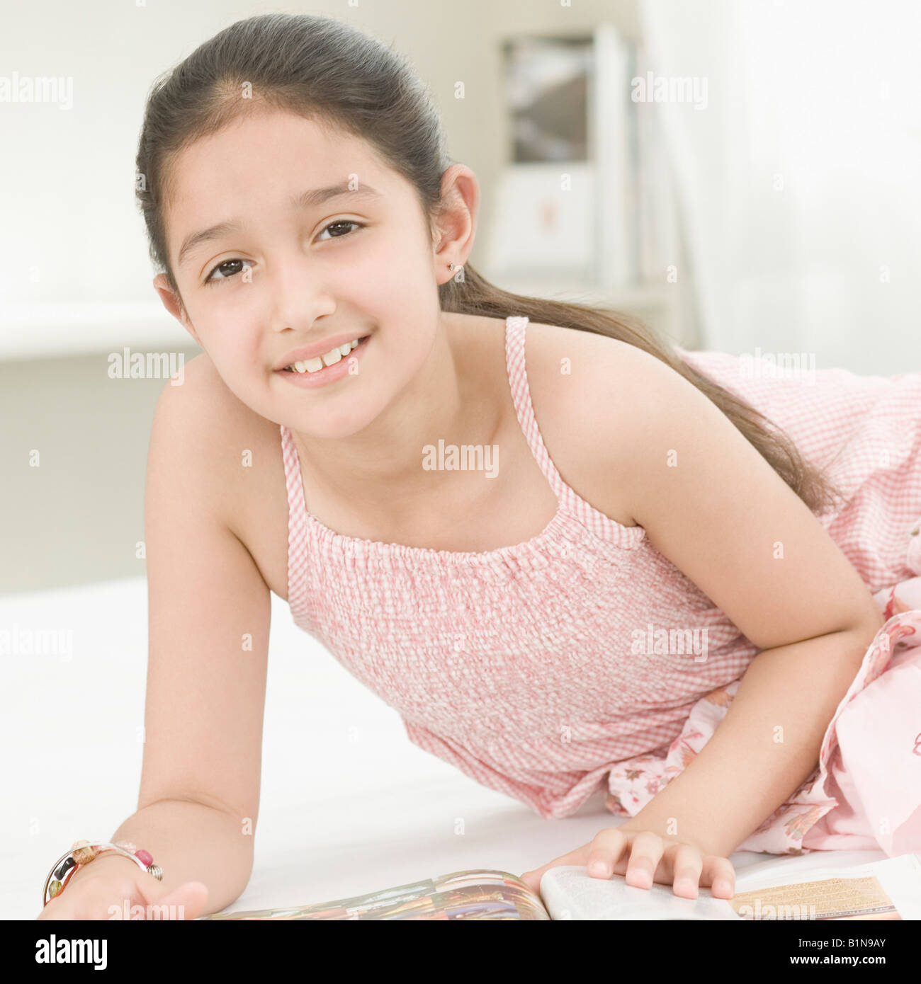 Tween girl reading book hi-res stock photography and images - Alamy