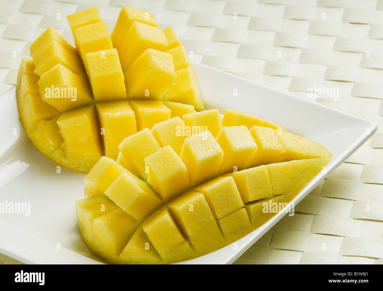 Close-up of mango slices cut into segments Stock Photo - Alamy