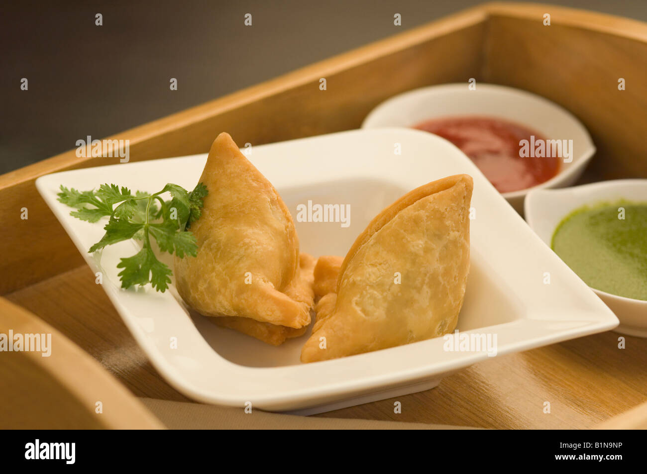 Samosa in tray hi-res stock photography and images - Alamy