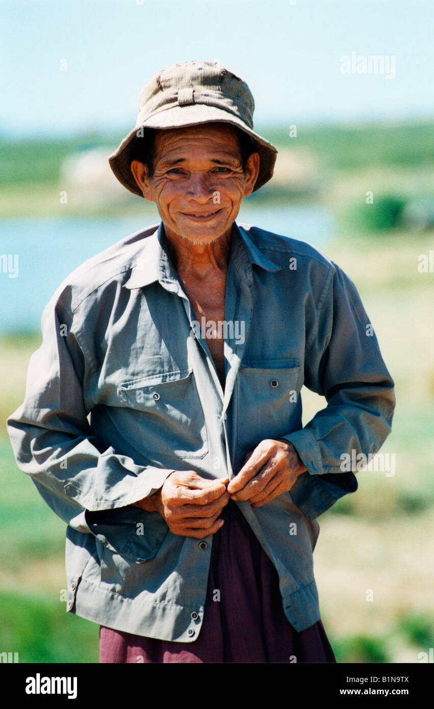 Old man portrait vietnam southeast hi-res stock photography and images ...