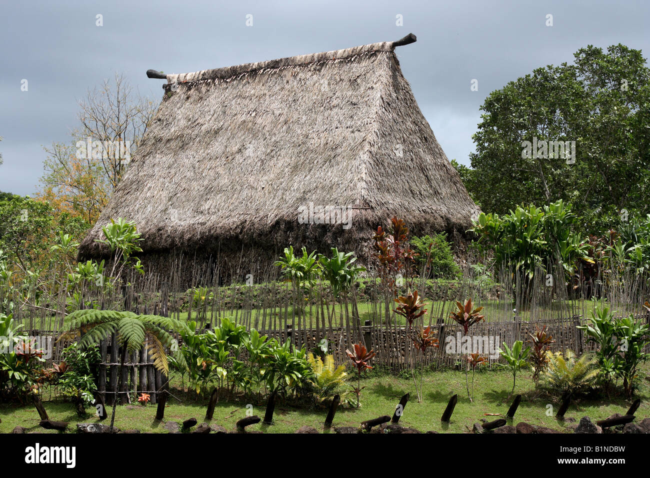 THATCHED CEREMONIAL HUT FIJI HORIZONTAL BDB11145 Stock Photo - Alamy