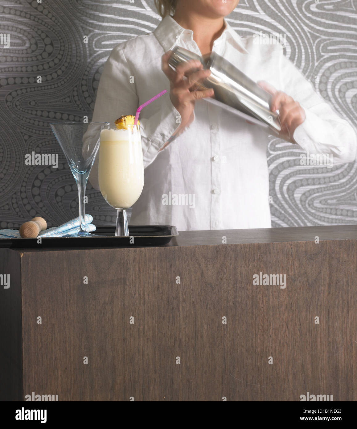 Cocktail bar and bar tender Stock Photo - Alamy