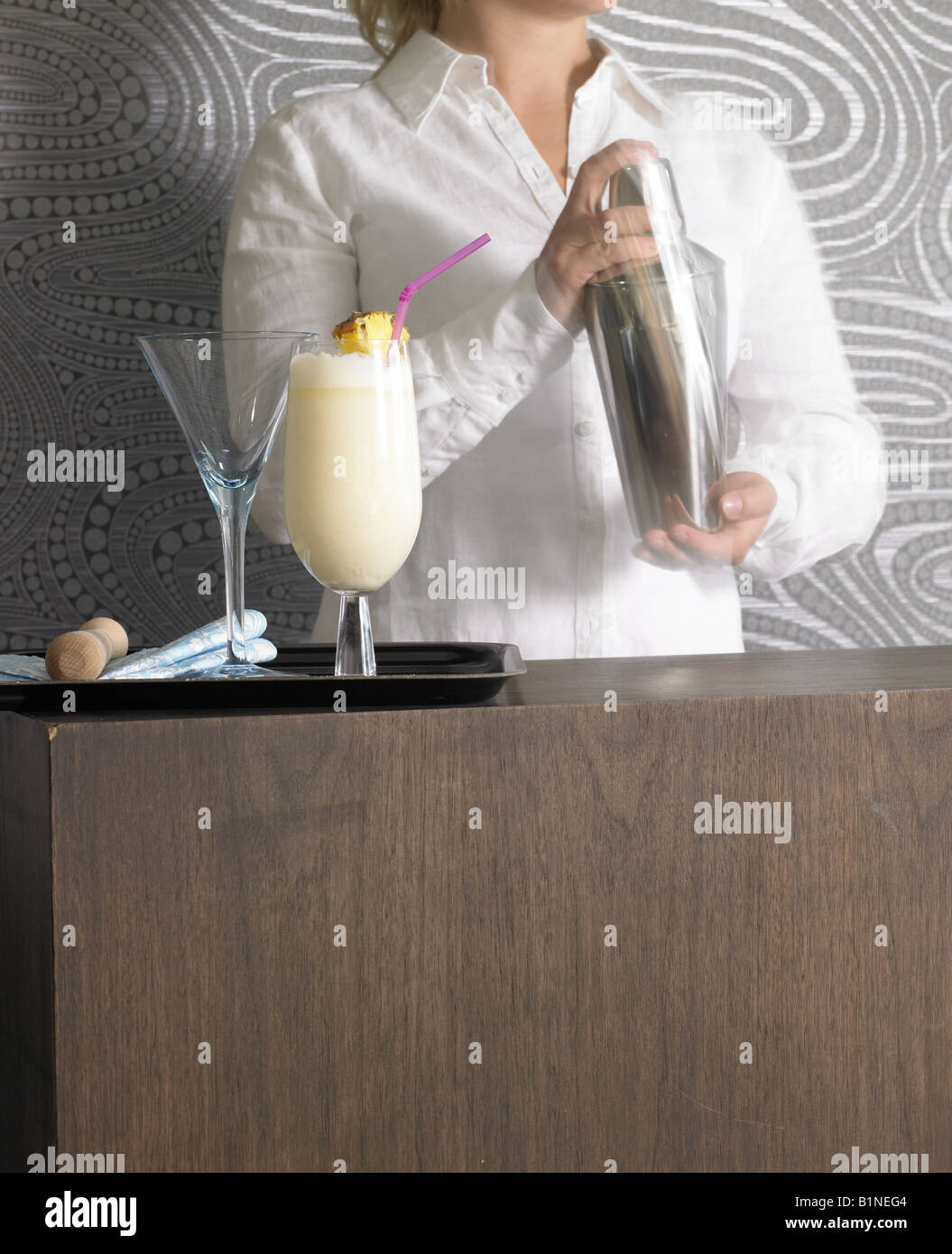 Cocktail bar and bar tender Stock Photo - Alamy