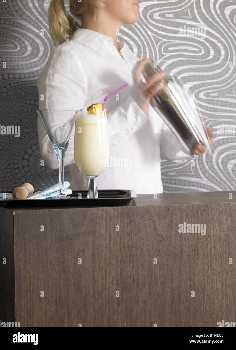 Cocktail bar and bar tender Stock Photo - Alamy