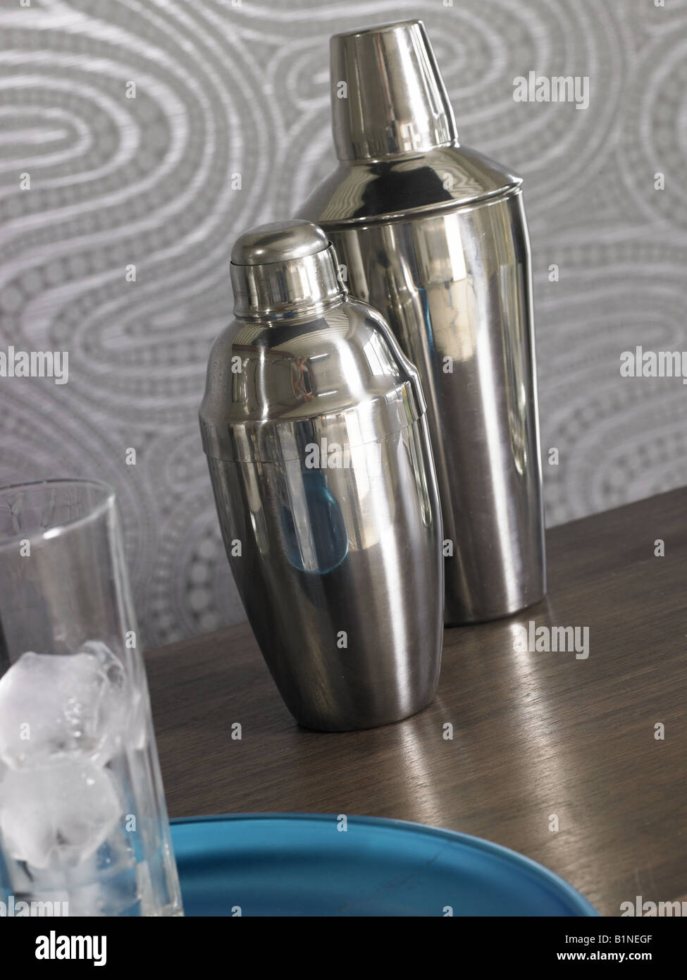 Cocktail bar:Shaker and glasses with ice cubes Stock Photo - Alamy