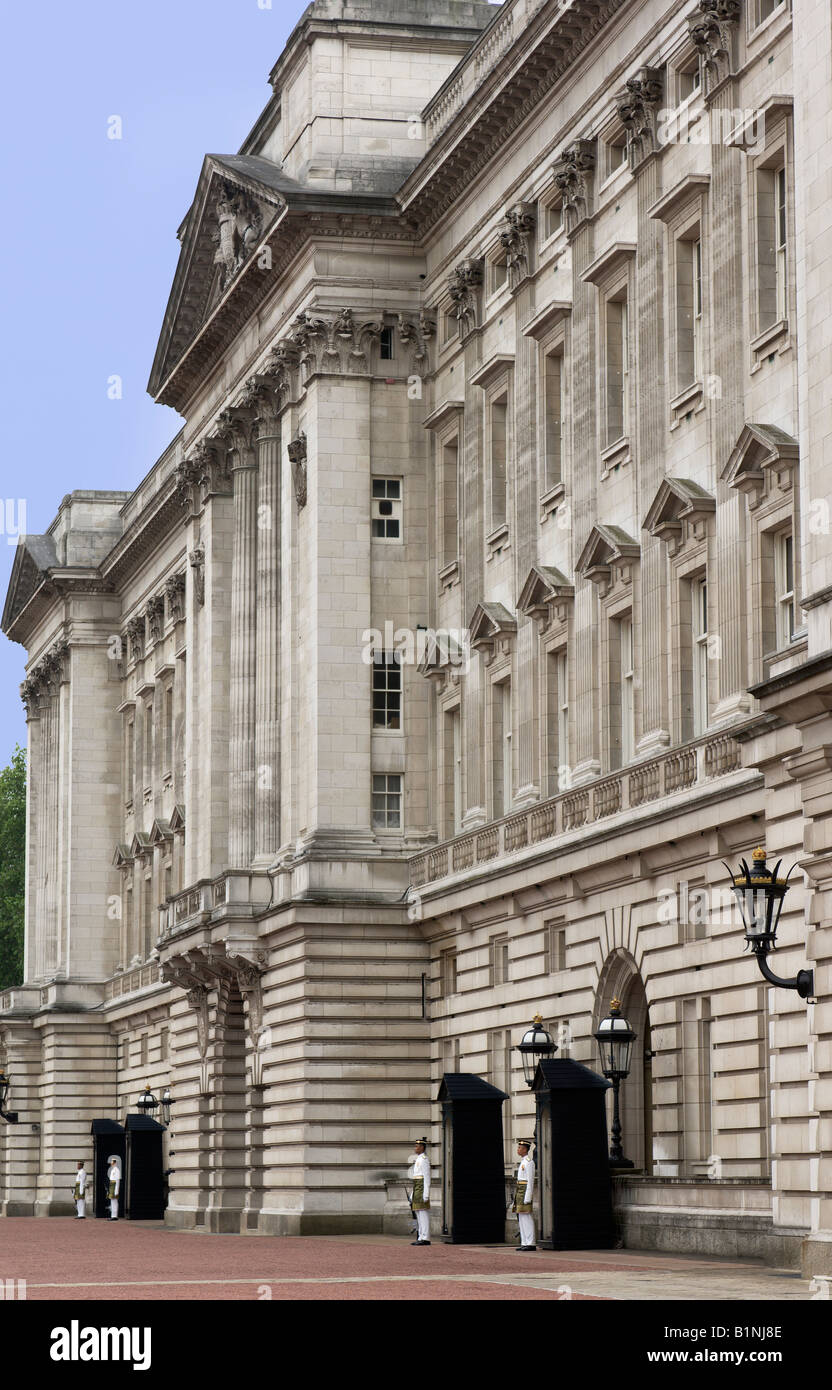 Facade of Buckingham palace, London (home of the British monarch ...