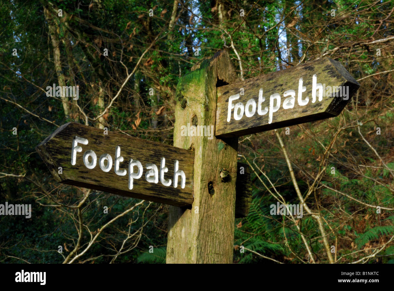 Old fashioned wooden footpath sign hi-res stock photography and images ...