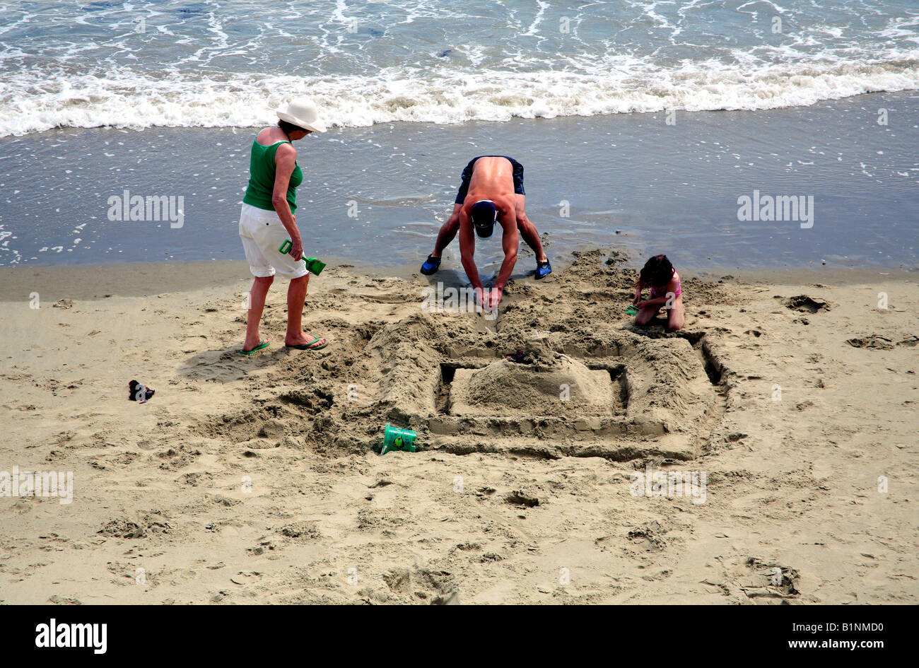 Making sandcastle hi-res stock photography and images - Alamy