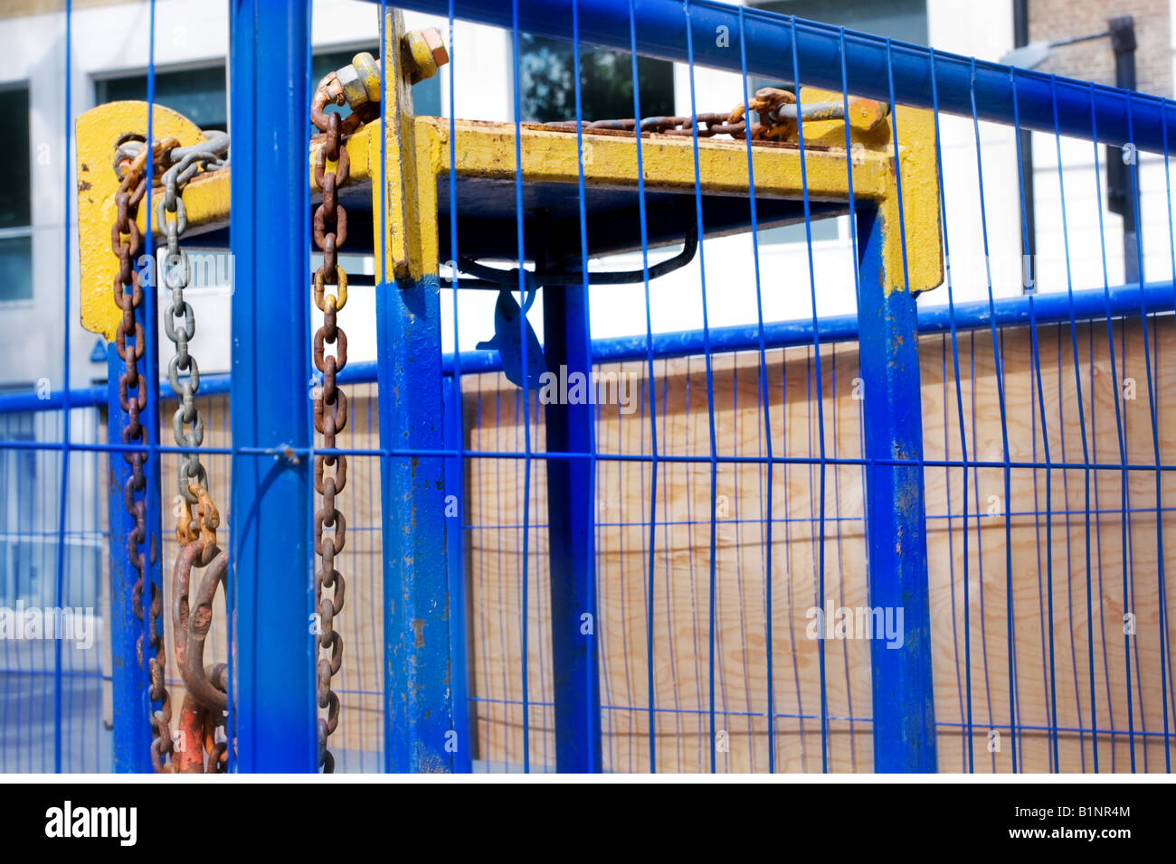 Crane lifting cage hi-res stock photography and images - Alamy