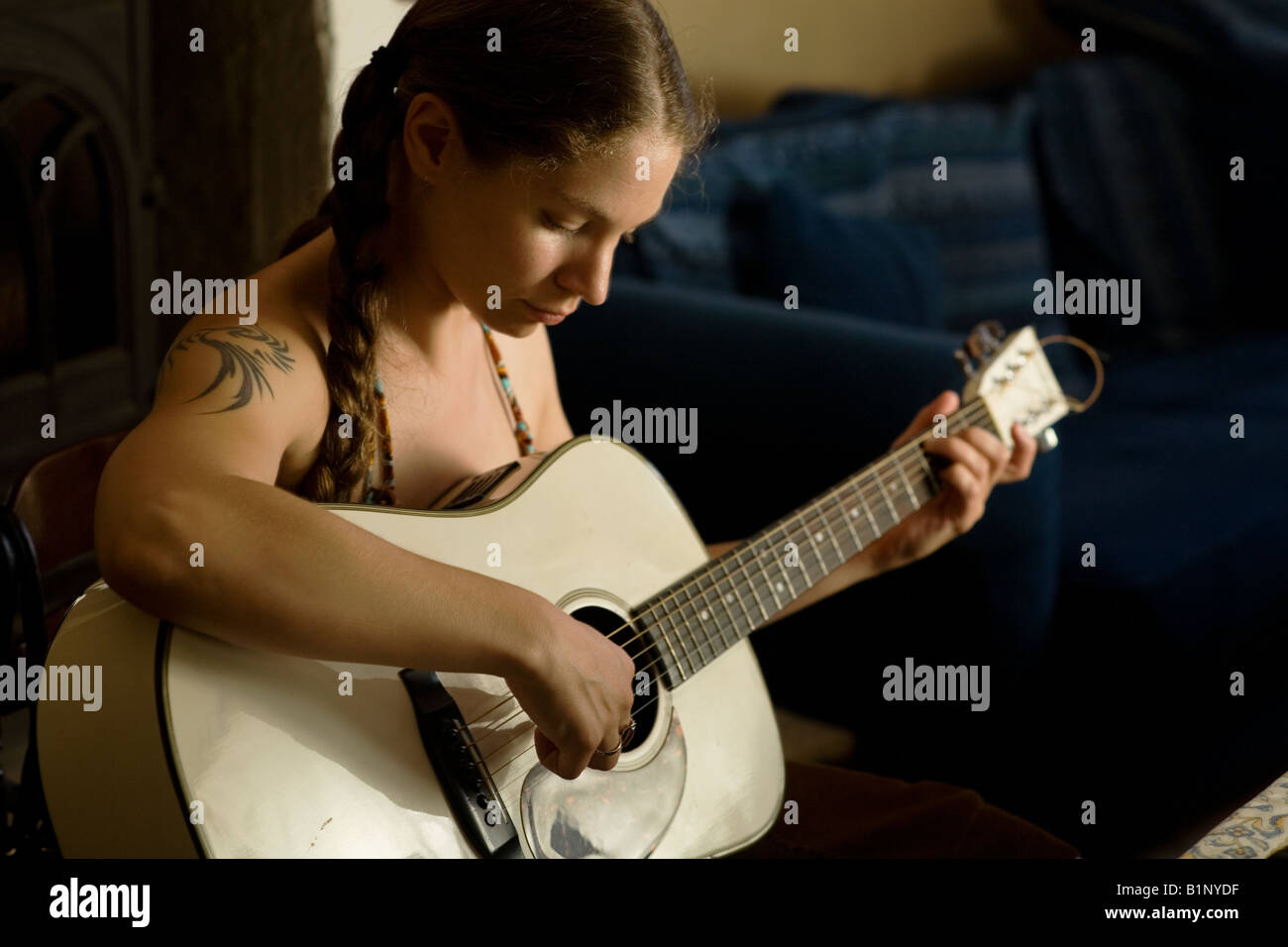 young woman playing acoustic guitar Stock Photo - Alamy young woman playing acoustic guitar Stock Photo - Alamy