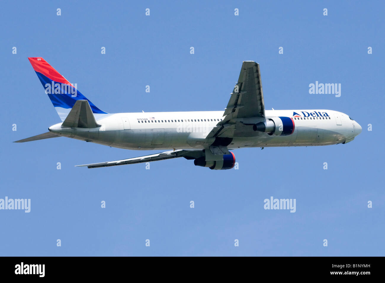 Delta 767 in flight hi-res stock photography and images - Alamy