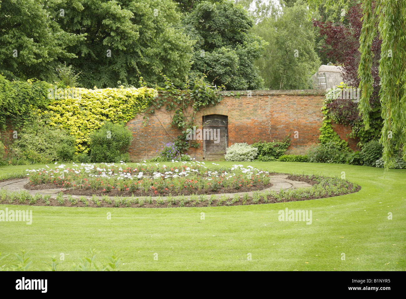 Circular flower bed hi-res stock photography and images - Alamy