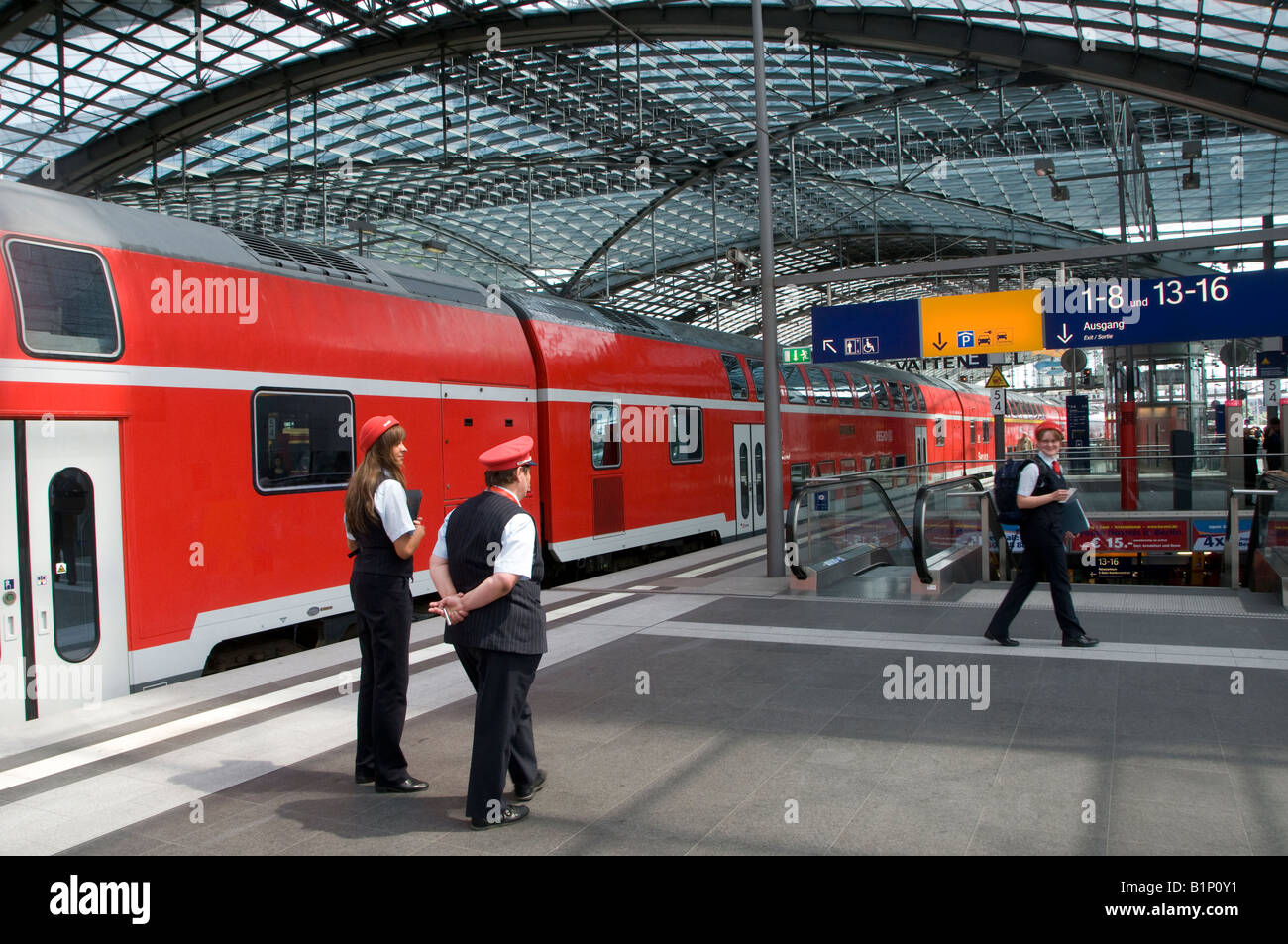 Ground-level platform of the Berlin Hauptbahnhof central railway ...