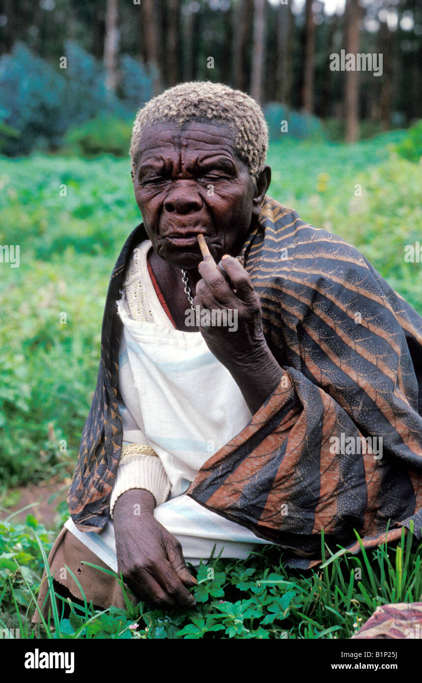 Impunyu forest Batwa woman Stock Photo - Alamy